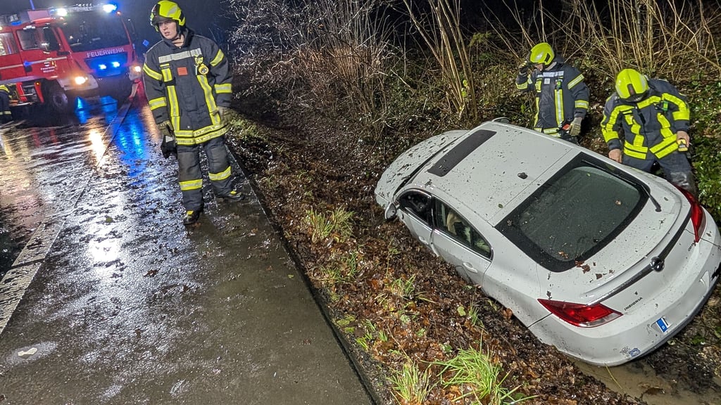 Münster: Auto kommt in Albachten von der Straße ab: Zwei Verletzte