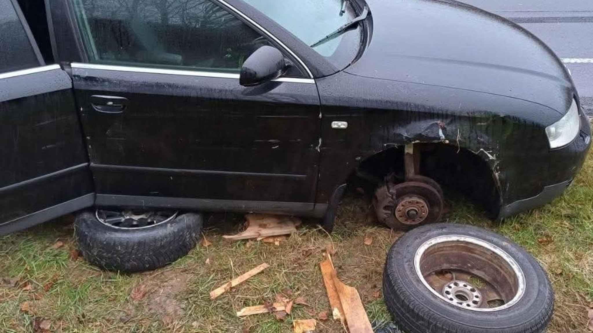 A44: Vermeintlicher Unfall bei Warburg überrascht Feuerwehr