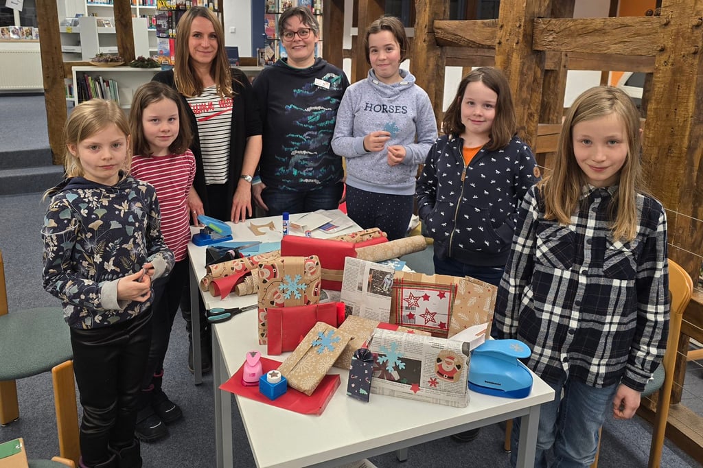 Werther: Geschenke einpacken und Schoßgeschichten in Stadtbibliothek