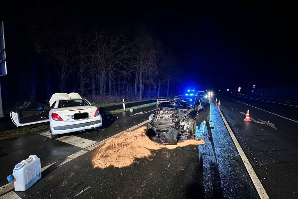 Mehrere Autos krachen ineinander – zwei Verletzte