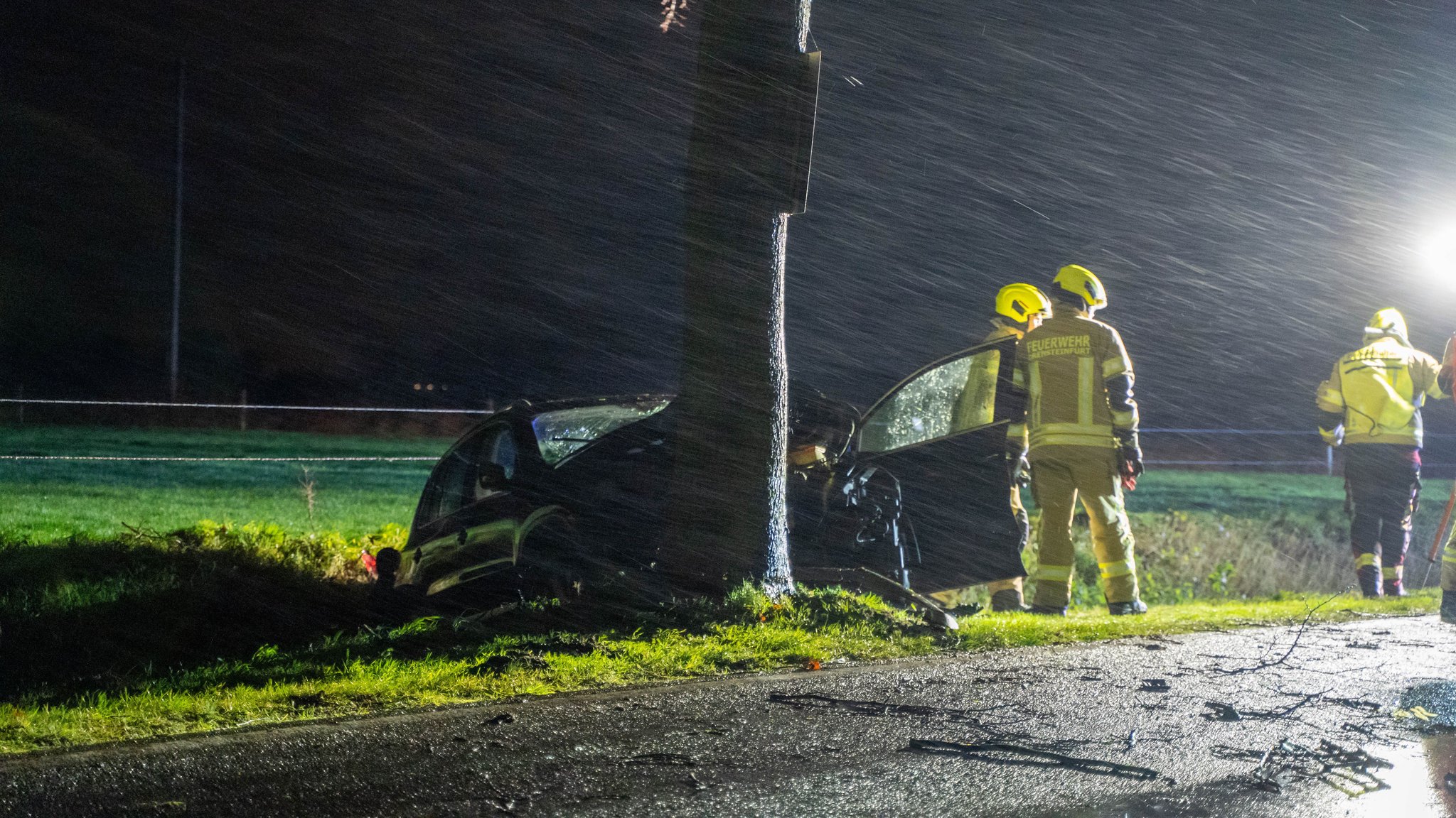 Drensteinfurt: Autofahrer rast gegen Baum und stirbt