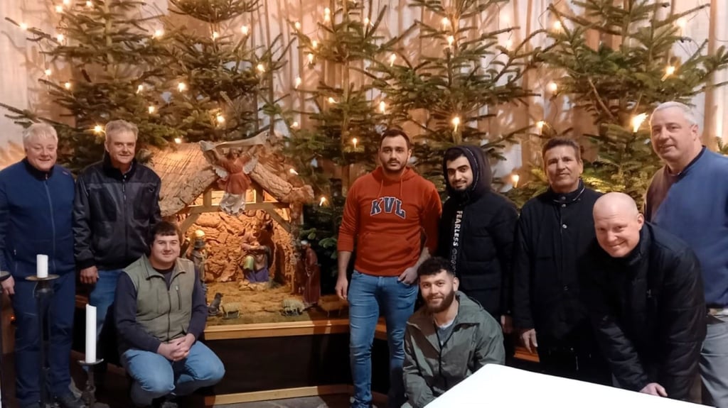 Nieheim: Syrer helfen beim Aufbau der Weihnachtskrippe in Sommersell