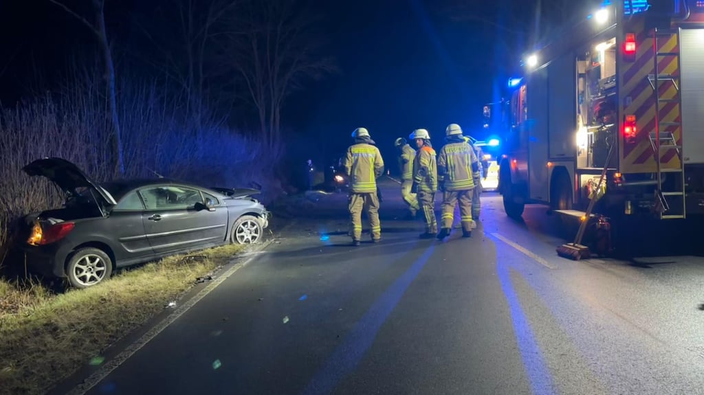 Warburg: Junge Frau schleudert bei Dalheim in den Graben