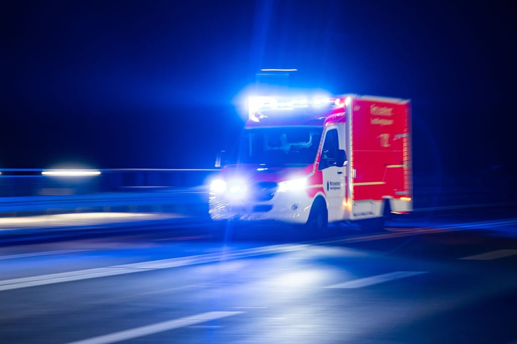 Zwei Kinder werden von Auto erfasst und schwer verletzt