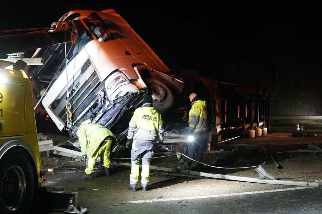 A2: Schwerer Lkw-Unfall zwischen Bad Oeynhausen und Vlotho