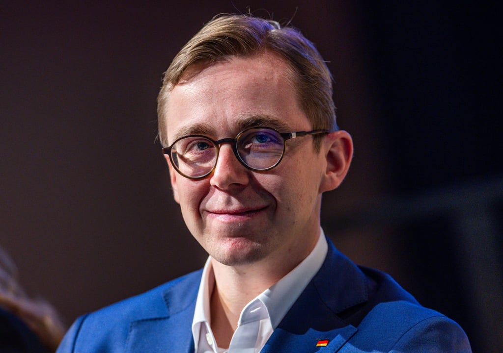 Rapper Fler besucht Politiker Amthor im Bundestag