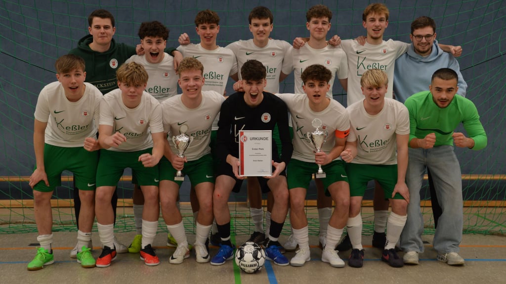 Fußball-Hallenkreispokal: A-Jugend des TuS Erkeln feiert das Double