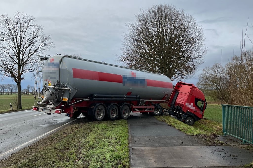 Warburg: Lkw fährt auf B7 in den Graben