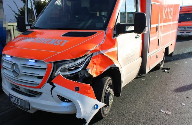 Preußisch Oldendorf: Rettungswagen kollidiert auf Einsatzfahrt mit Pkw