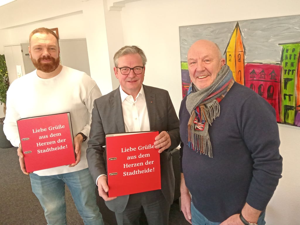 Paderborn: Fast 2000 Unterschriften an den Bürgermeister übergeben