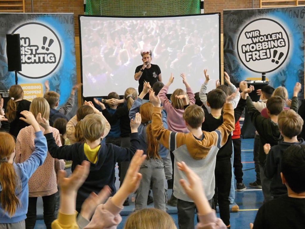 Halle: KiKa-TV-Star Tom Lehel und Lindenschule wollen „Mobbingfrei“