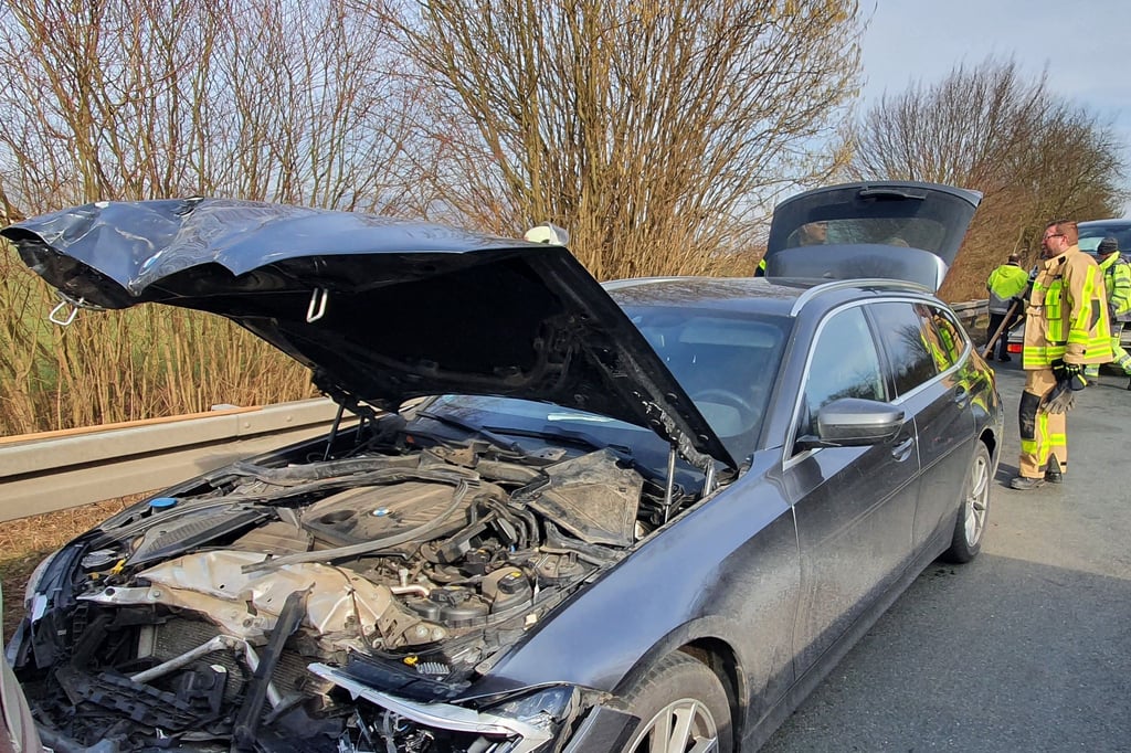 Höxter: Unfall auf B64 – drei Fahrer im Krankenhaus