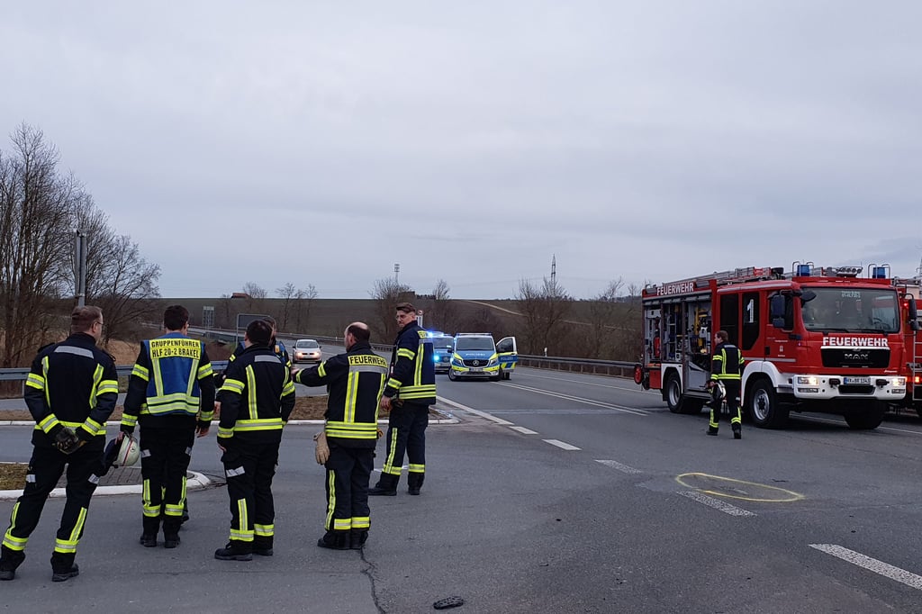 Fotos: Unfall auf B64 bei Brakel mit zwei Schwerverletzten