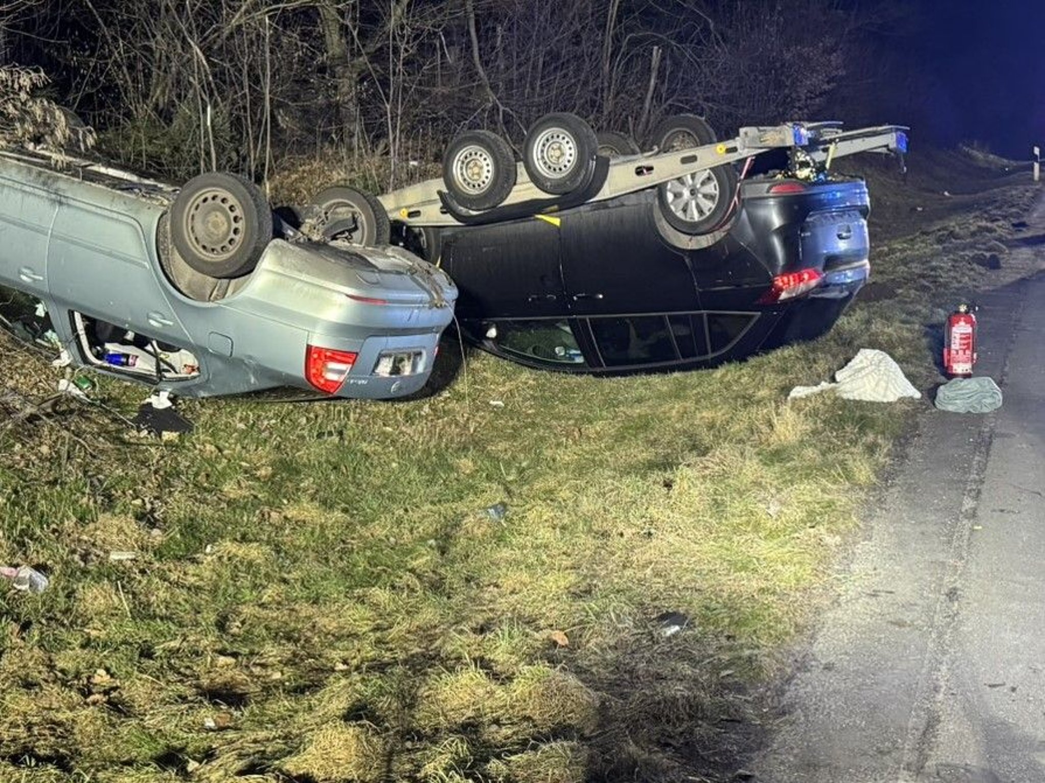 Lichtenau: Auto mit Anhänger verunglückt auf der A44