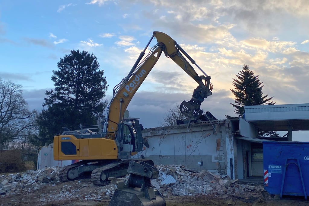 Tankstelle in Telgte: Der Bagger hat das Sagen