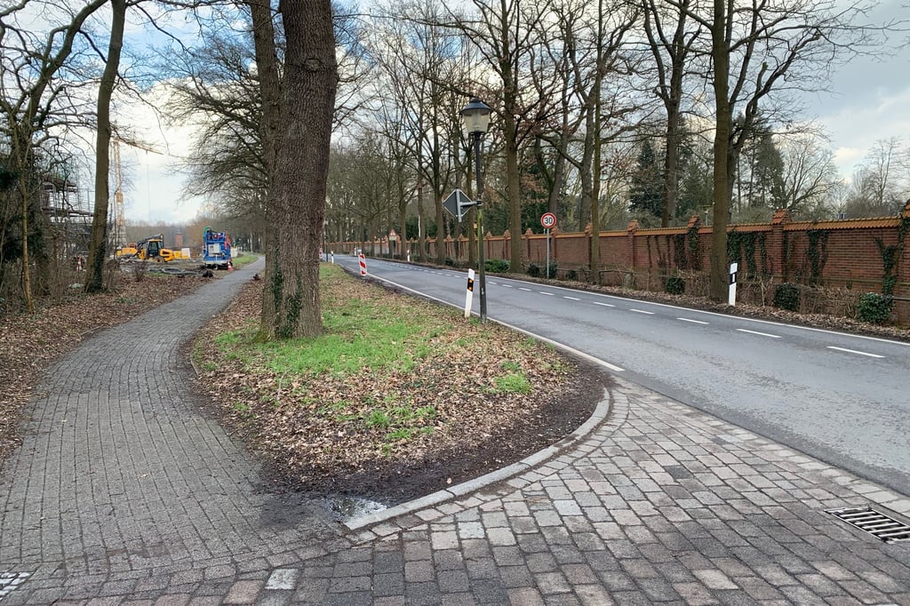 Ein Rad- und Fußweg und ein Radfahrschutzstreifen