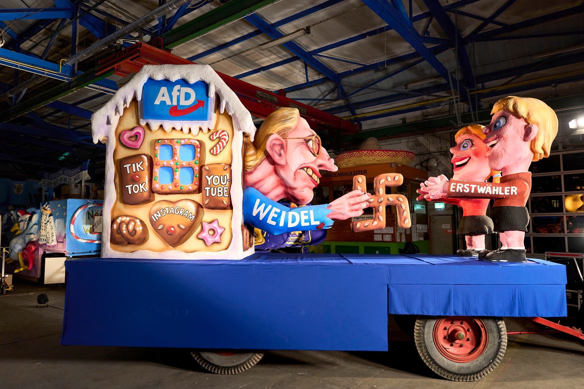 Erste Wagen enthüllt: Weidel als Hexe und Scholz abgesoffen