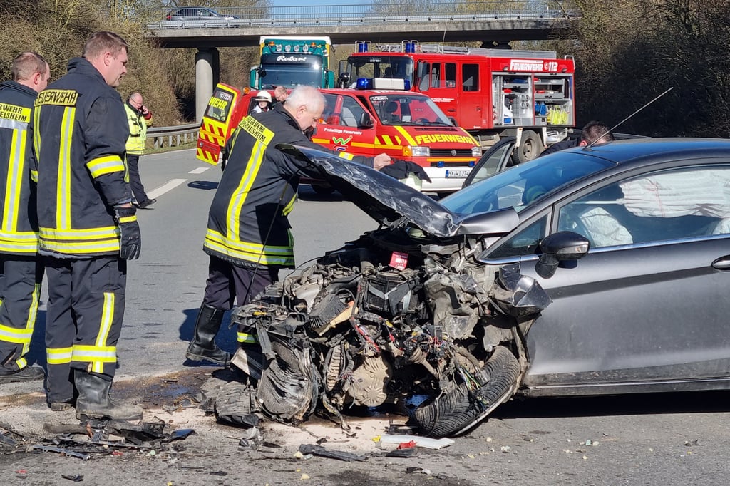 Willebadessen: Schwerer Unfall auf der Ostwestfalenstraße bei Peckelsheim
