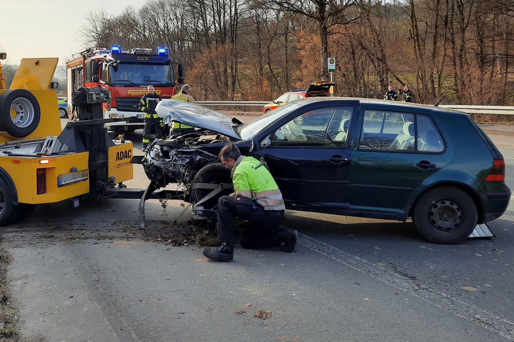 Bad Driburg: Vier Menschen werden bei Unfall auf B 64 verletzt