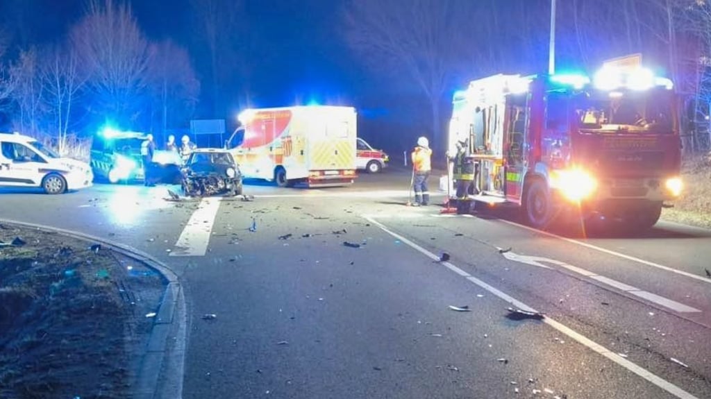 Willebadessen: Unfall bei L828-Auffahrt - Autos stoßen zusammen
