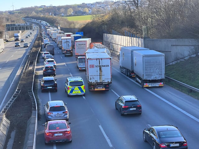 Bad Oeynhausen/Vlotho: Laster verunglückt – Stau auf der A2