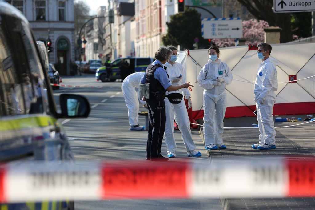 Mann mit Messer sticht in Bielefeld zu: zwei Menschen schwer verletzt