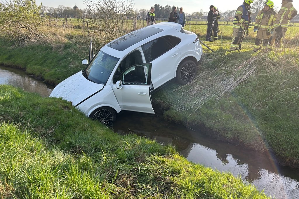 Pkw durchbricht Zäune und fährt in Wassergraben