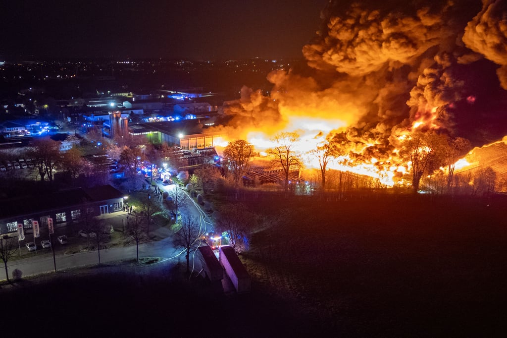 Großeinsatz in Ahlen: Brand bei Kunststoff-Hersteller „Jopa“