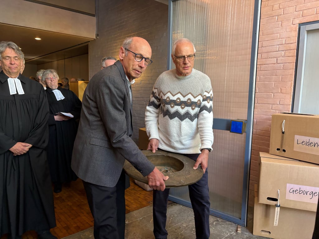 Herford: Bibel und Taufschale verlassen die Kreuzkirche