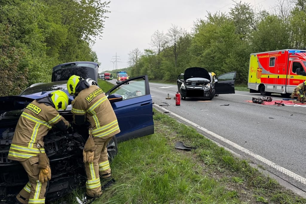 Paderborn: Zwei verletzte Personen bei Unfall auf der B64