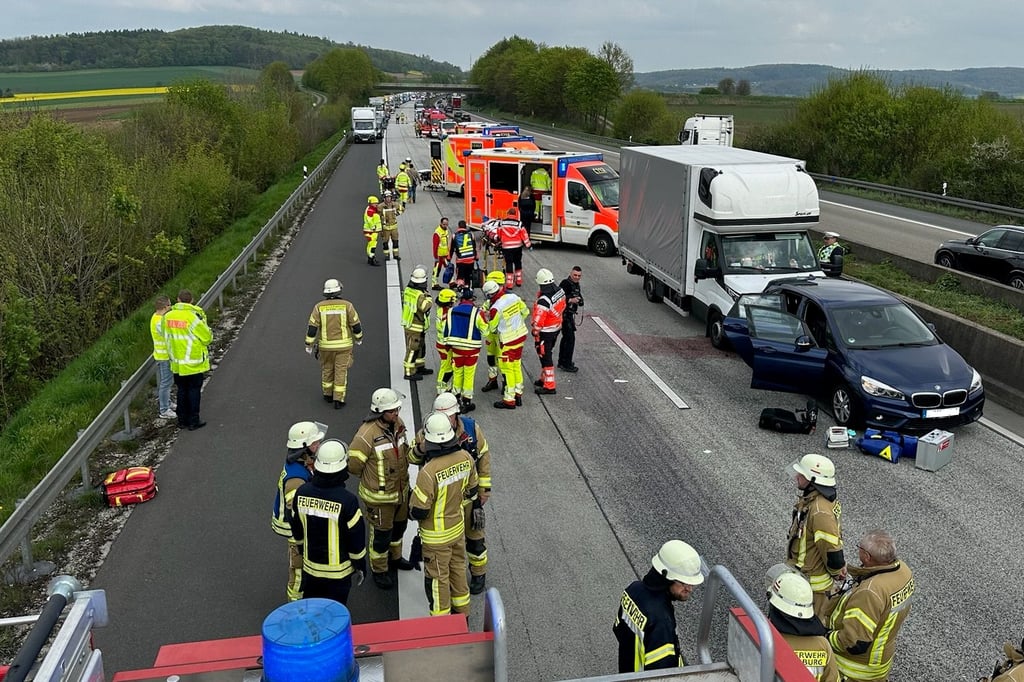 Warburg: „Straße voller Blut“ – Unfall auf A44 fordert fünf Verletzte