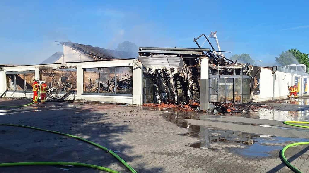 Großbrand vernichtet Lidl in Lengerich: Was bisher bekannt ist
