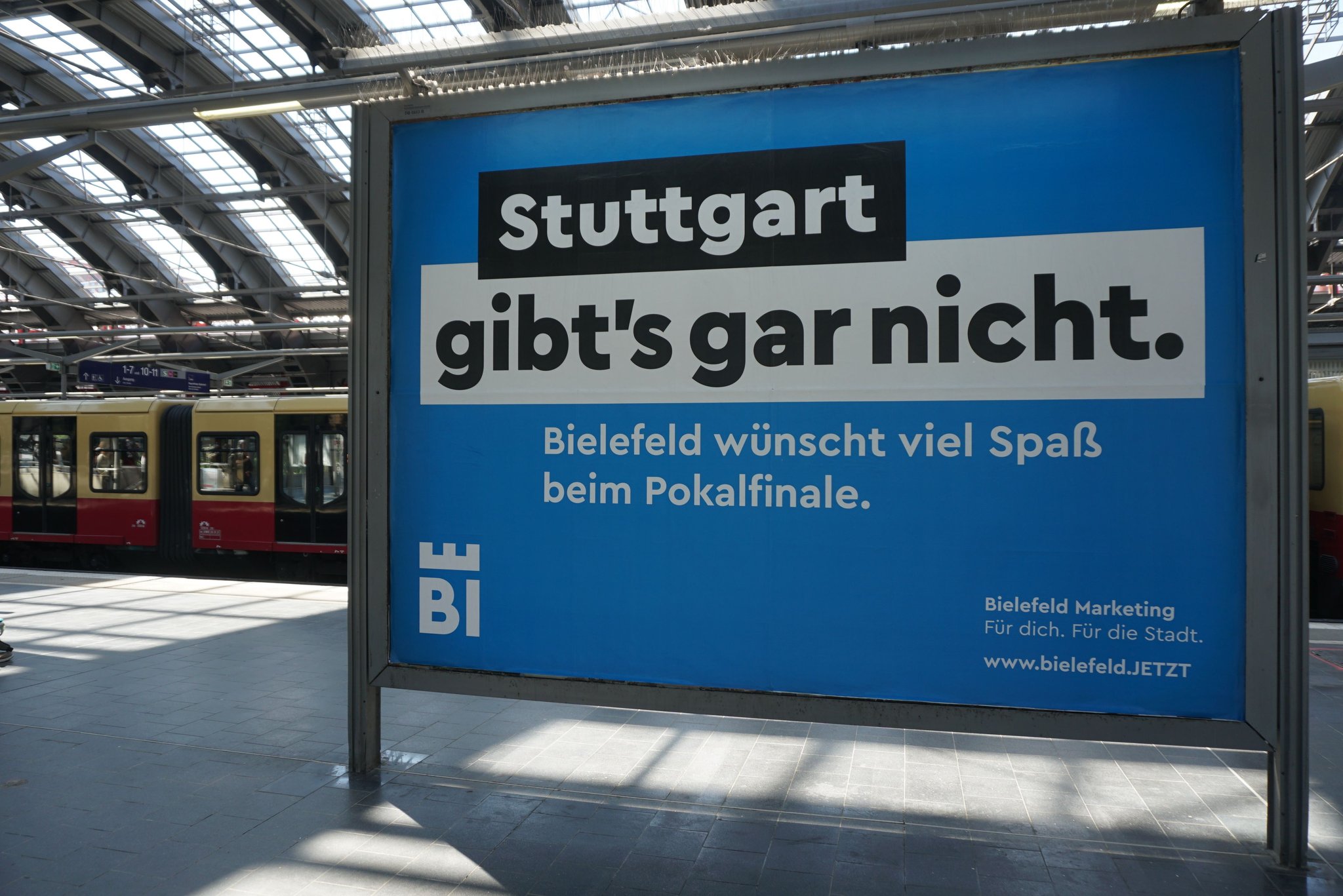 Plakat-Aktion: Bielefeld grüßt DSC-Fans in Berlin