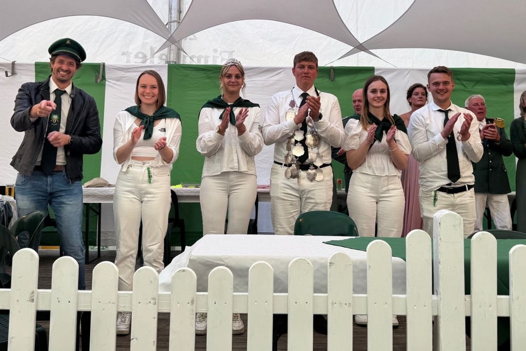 Fußballcoach Marius Hesker feiert mit Thron und Team