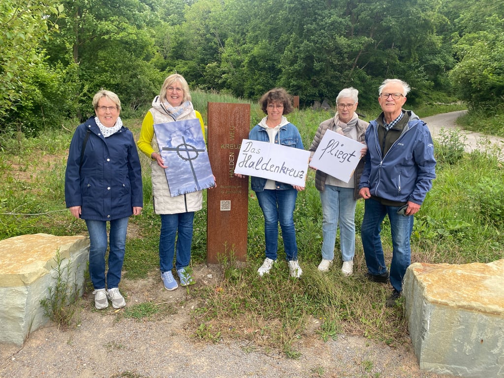 In Ahlen: Umsetzung des Haldenkreuzes per Heli