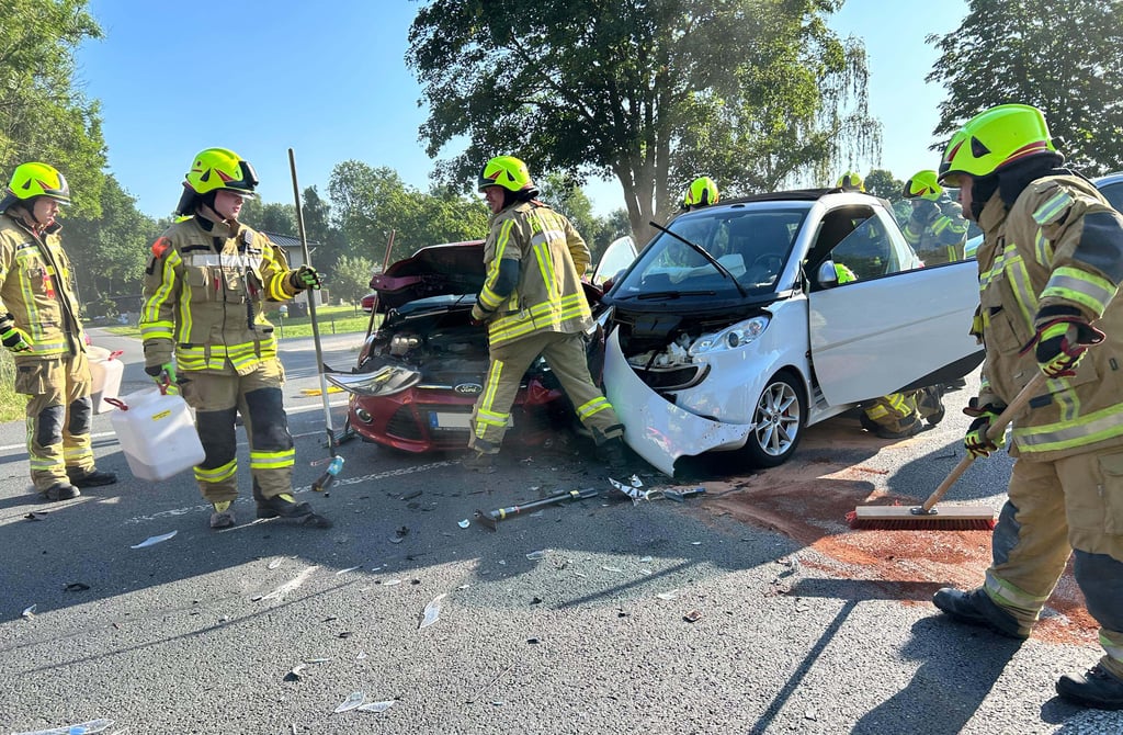 Delbrück: Zwei Autos prallen auf B64 zusammen
