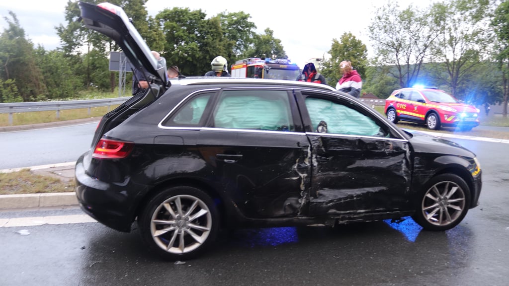 Unfall auf der B 64 bei Bad Driburg: ein Kind unter den Verletzen