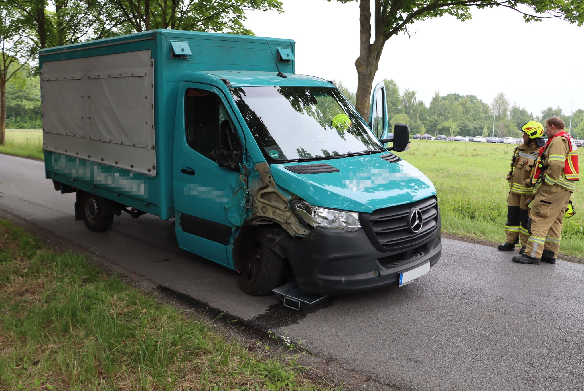 Transporter prallt gegen Baum