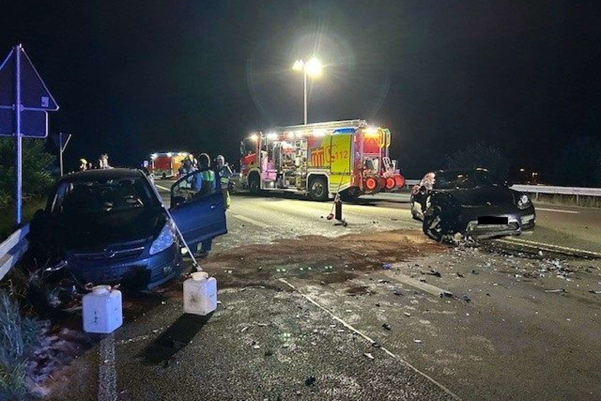 Paderborn: Porsche und Opel stoßen auf der B1 frontal zusammen