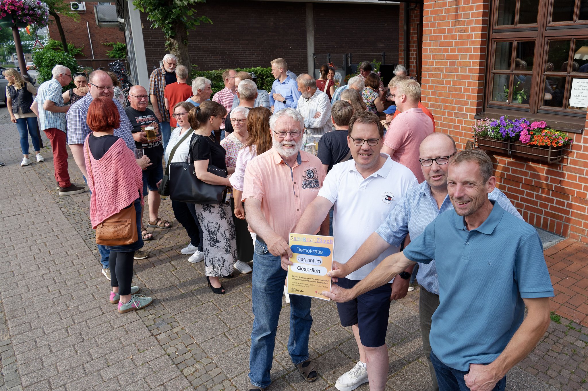Gemeinsam am „Demokra-Tisch“
