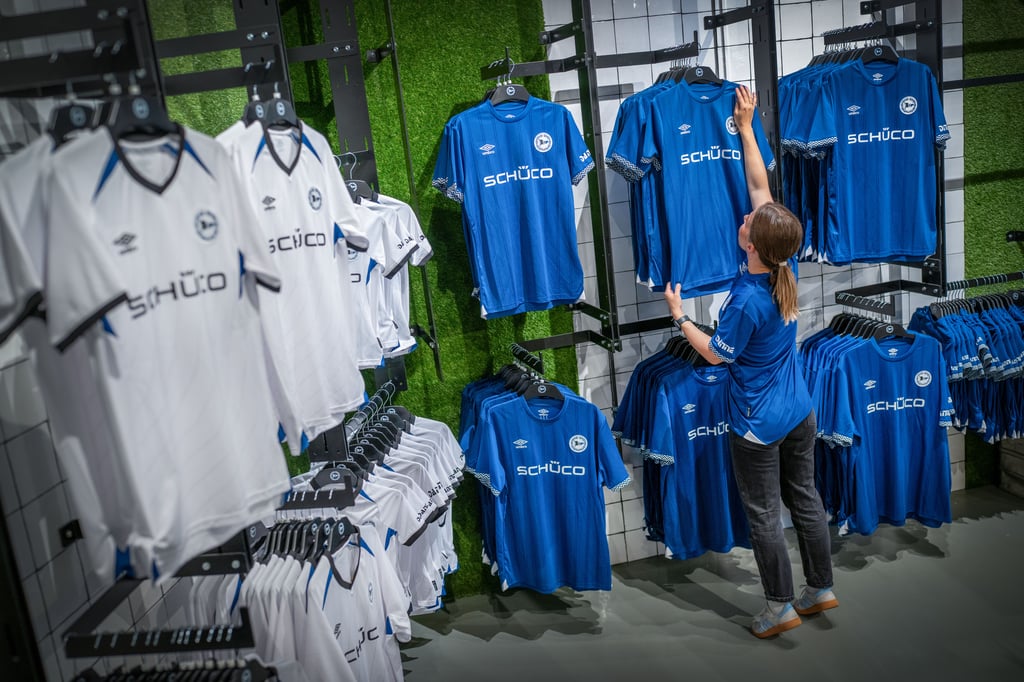 Arminia Bielefeld stellt neues Trikot vor