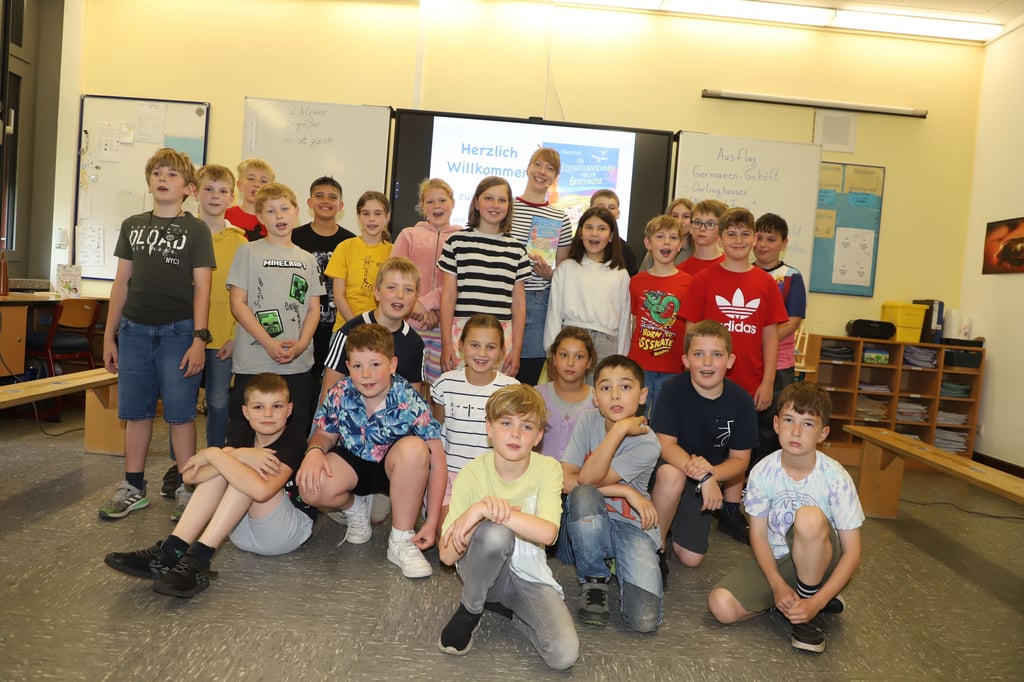 Schloß Holte-Stukenbrock: Maren Graf liest vor Grundschülern