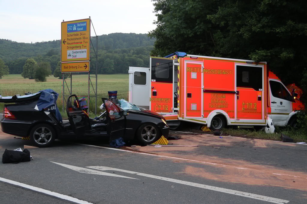 Unfall bei Bad Driburg: Zwei 19-Jährige lebensgefährlich verletzt