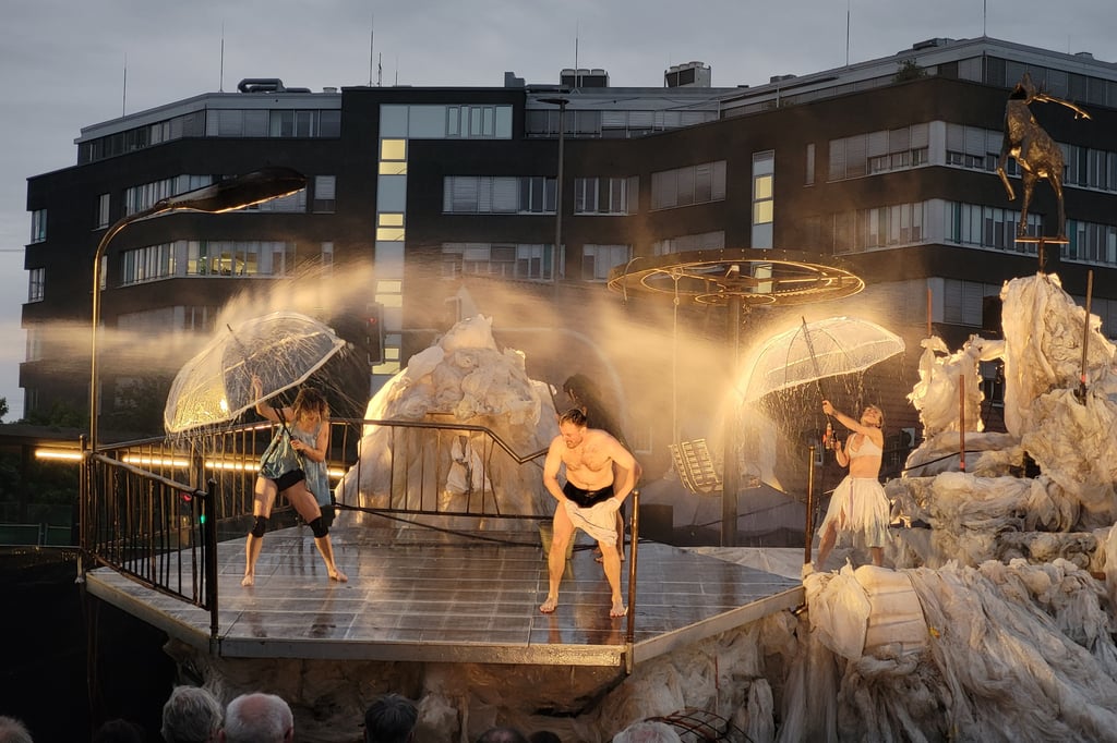 Theater Titanick zeigt "Kipppunkt" auf dem Hafenplatz in Münster