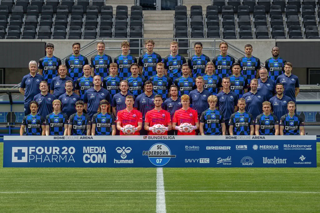 SC Paderborn 07: Der neue Kader stellt sich zum Teamfoto auf