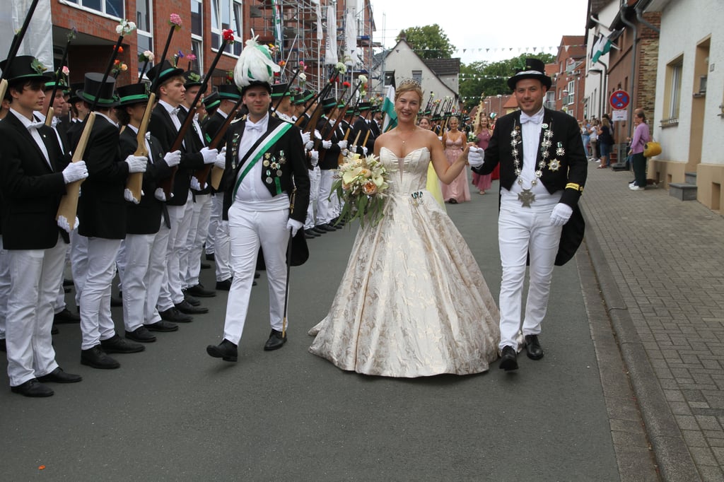 Büren: Kreiskönigspaar genießt ersten großen Auftritt