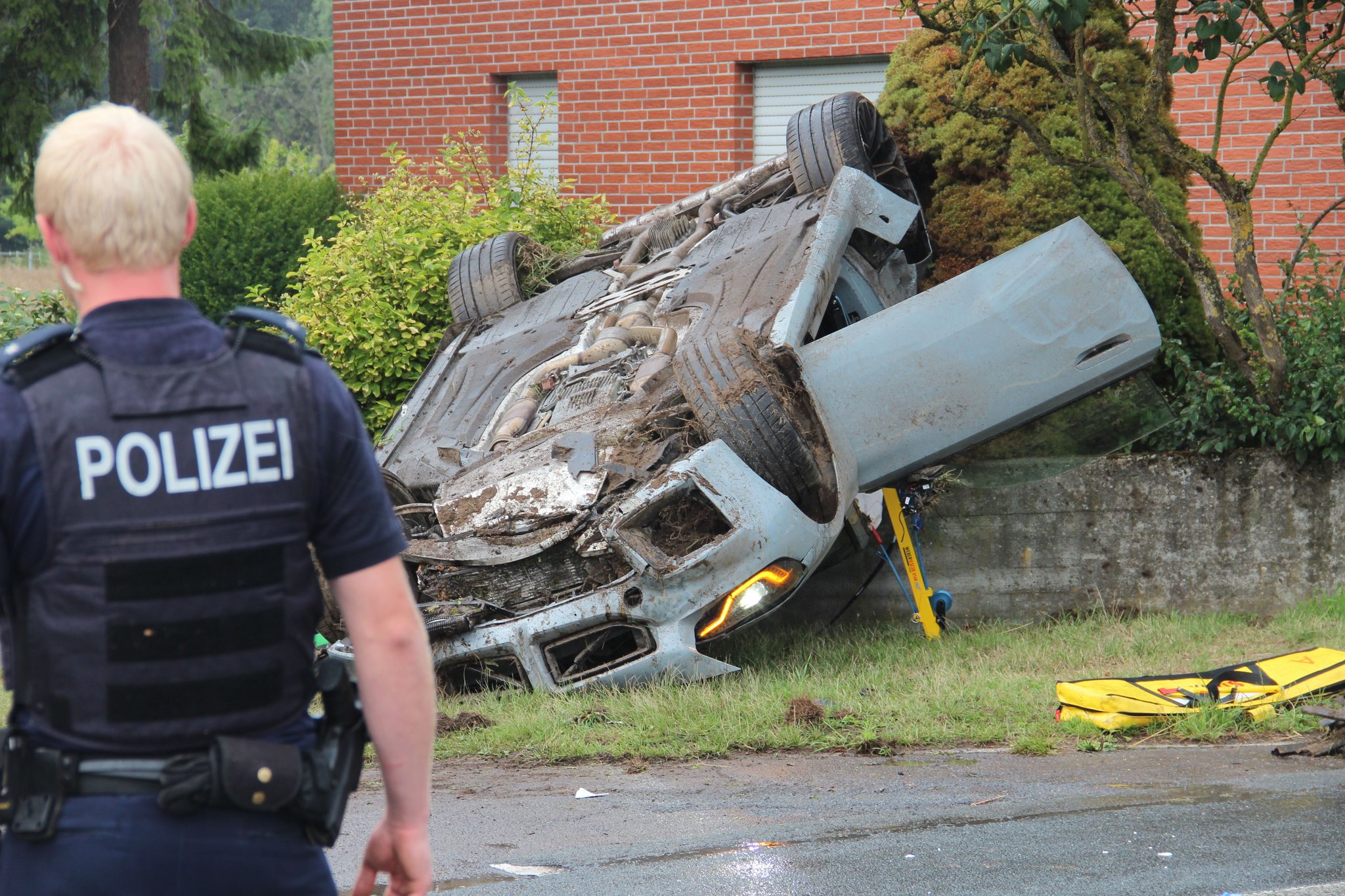 Bünde: Schwerer Unfall: BMW landet auf dem Dach