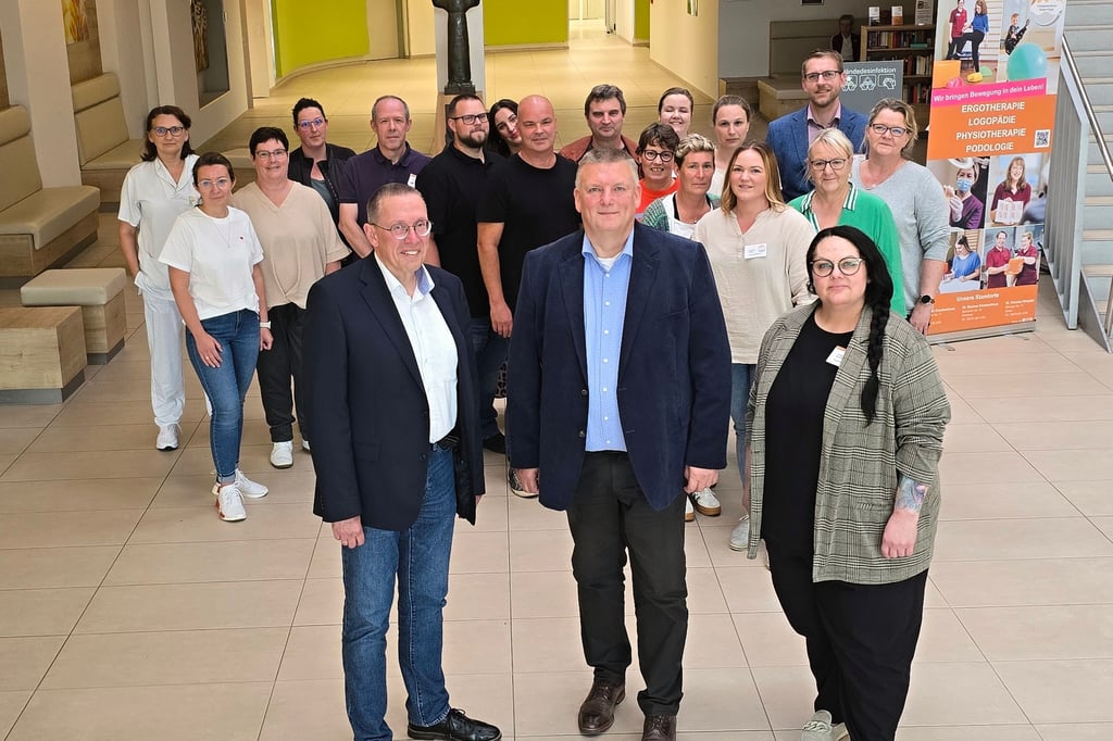 Bokep indo sotwe stw set up a call, sat in the parking lot,