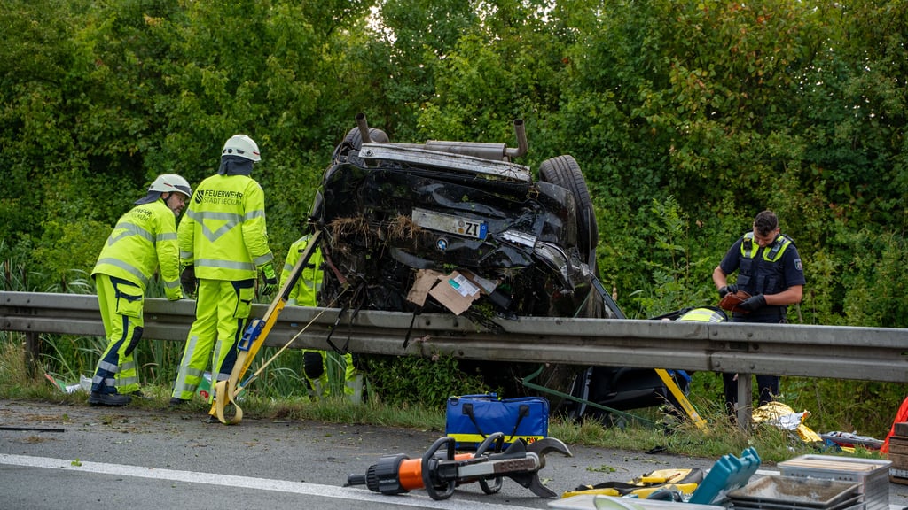 Unfall auf der A2 zwischen Hamm und Beckum: Frau aus Auto gerettet