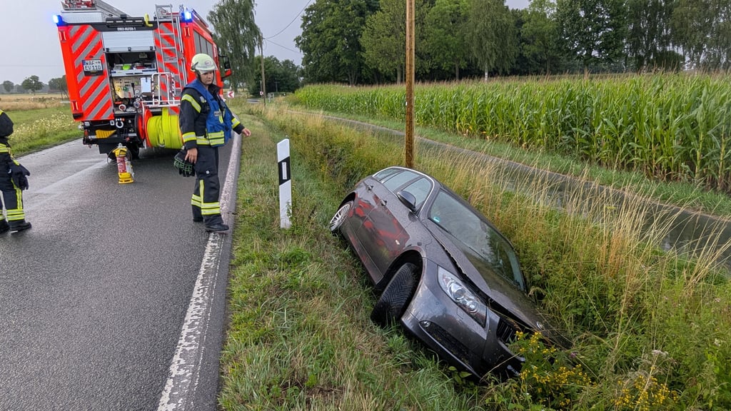 Unfall bei Telgte: Auto landet im Graben - Fahrer schwer verletzt